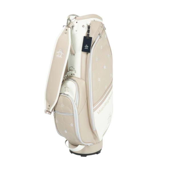 ◇8.5型カートタイプの2026年モデル。ムリムダのないすっきりとしたフォルムが洗練された印象を与えてくれるキャディバッグ。円型キルティングステッチと繊細に表現されたリトルピート刺繍が散りばめられたデザインがスポーティでありながら上品。ペン...