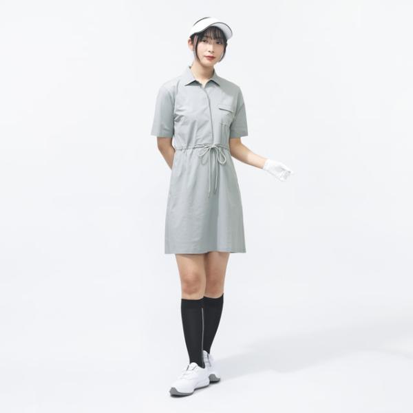 ◇圧着仕様とスッキリとしたシルエットがポイントのワンピース ◇軽くソフトな風合いが特徴の素材を使用。さらりとした着用感もポイントです。 ◇前立は釦が隠れる比翼仕様。スッキリとした見え方でシャープな印象に仕上げました。 ◇袖先と裾はステッチの...