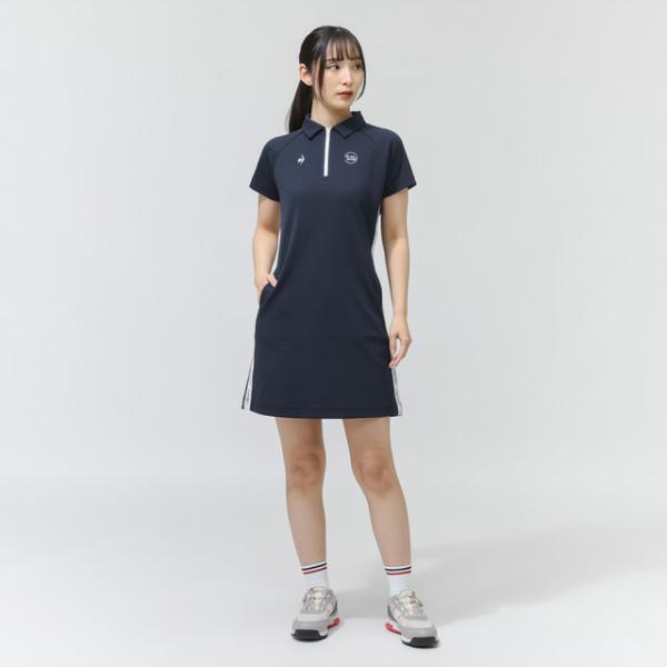 ◇動きやすさと上品なスポーティーさを兼ね備えた、ゴルフスタイルを格上げするワンピース。 ◇かさ高性のあるふんわりとした着心地の素材を使用し、身体のラインを拾いにくいフレアシルエットで安心して着用できます。 ◇スポーティーなハーフジップ襟とサ...