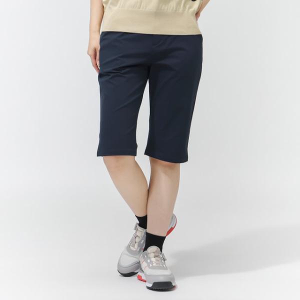 ◇マリンスタイルにぴったりの上品さと機能性を両立したカプリパンツ ◇マリンテイストのデザインで、上品な夏のゴルフスタイルを演出します。 ◇露出を抑えつつショートボトムスを着用したい方におすすめの丈感です。 ◇ウエストまわりのフィット感を高め...
