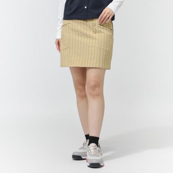 ◇マリンテイストのストライプ柄で、爽やかな上品さとスポーティさが魅力のスカート ◇さりげないストライプ柄は、柄物やソリッドなトップスとも合わせやすいデザインでコーディネートを格上げしてくれます。 ◇ゴールドボタンとフラップ付きサイドポケット...
