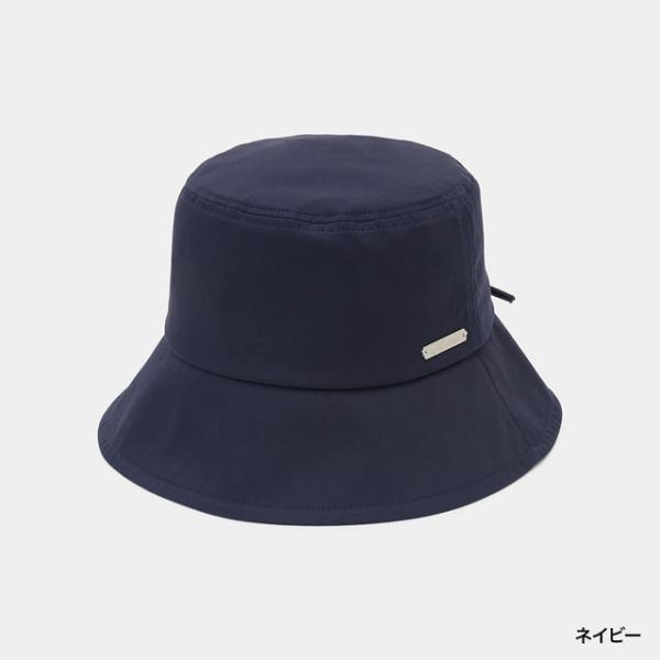 ◇バックリボンがアクセントになった上品な印象の変形ハット。バックサイドのブリム重ねとリボンがアクセント。高品質なコーマブロード生地を使用し、滑らかな肌触りと自然な光沢が魅力です。ゴルフシーンはもちろん、リゾートやタウンユースなど幅広いシーン...