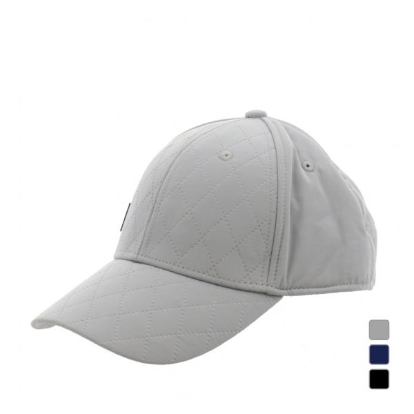 ◇全面にキルトステッチを配し、アクセントとしたキャップ、。全面中わた仕様で膨らみがあり、秋冬らしいシルエット。フロントのワッペンがワンポイント。 ■カラー： ネイビー ライトグレー ブラック ■素材：本体/ポリエステル100％ 別布部/合成...