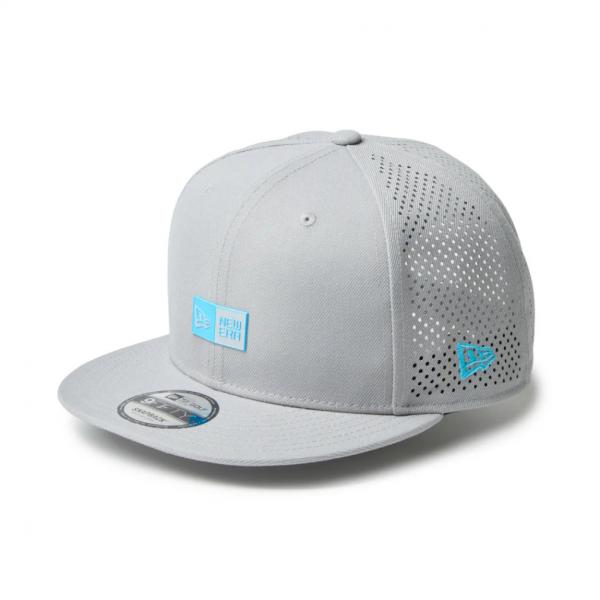 ◇フロントに配したネオンカラーのミニボックスロゴが、視認性と洗練されたアクセントを演出・通気性を高めるレーザーパーフォレーション加工により、長時間のラウンドでも蒸れにくく快適・機能性とデザイン性を兼ね備えた、アクティブなゴルファーのための一...