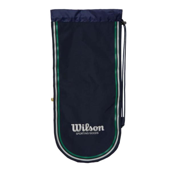 ◇WILSONらしいクラシカルなデザインのソフトケースが登場。◇デザイン性は勿論、耐久性の高い素材を使用し、サイドには小物を収納できるボール型のチャームを使用したジッパー付のポケットを用意し、高い実用性も実現。■カラー(メーカー表記):ネイ...