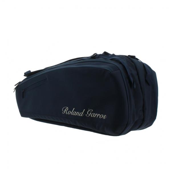 ◇2026年全仏オープンROLAND GARROS(ローラン・ギャロス)デザインのツアーバッグ。◇SESSION DE SOIREE(セッション・ド・ソワレ)にインスパイヤされたネイビーを基調としたカラーリング。メインポケットは2室に分かれ...