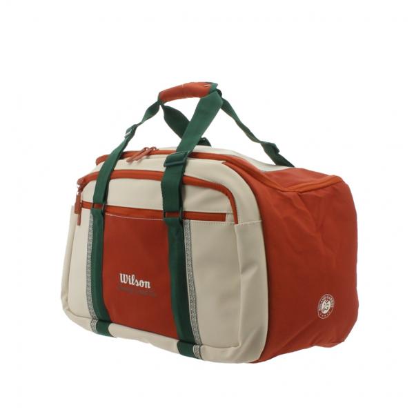 ◇2026年全仏オープンROLAND GARROS(ローラン・ギャロス)デザインのダッフルバッグ。◇大容量のメイン収納部には衣類やシューズ等を収納可能。サイドにはシューズを収納可能なポケットを用意。前面部のポケットには小物や貴重品を収納可能...