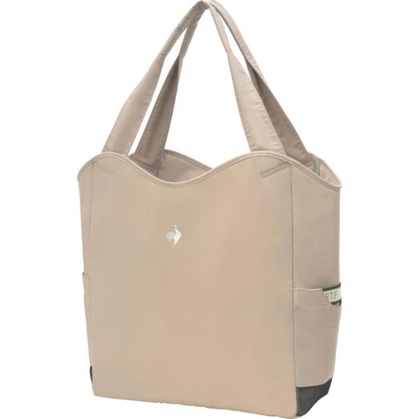 ◇テニスシーンでの使いやすさにこだわったトートバッグ◇光沢感があり上品な印象のポリエステル素材です。◇テニスへ行く際に。ジムやトレーニングに行く際に。デイリーユース。◇テニスシーンでの使いやすさにこだわったトートバッグです。中央の部分をカー...