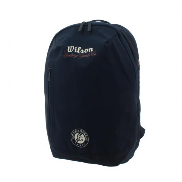 ◇2026年全仏オープンROLAND GARROS(ローラン・ギャロス)デザインのバックパック。◇SESSION DE SOIREE(セッション・ド・ソワレ)にインスパイヤされたネイビーを基調としたカラーリング。ラケットは背面のポケットに最...