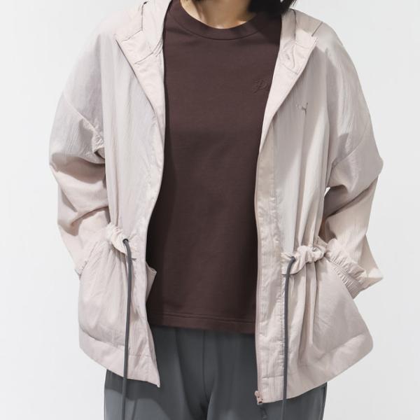 ◇リラックスフィット 撥水機能付き ウーブン ジャケット ■カラー(メーカー表記)： グレッシュピンク(89：Rose Latte) ブラック(01：PUMA Black) ■素材： 本体：ナイロン99％ポリウレタン1％ ■生産国：ベトナム...