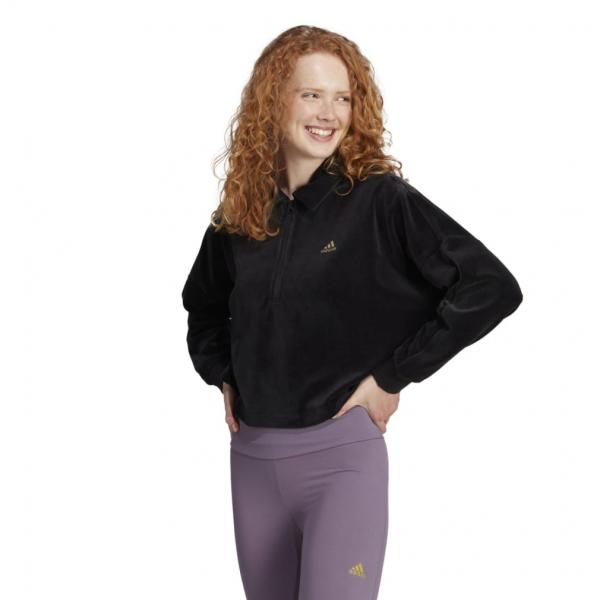 ◇リサイクル再生可能素材のブレンド生地で作られたソフトなスウェット。◇これは、ベロアが持つソフトでラグジュアリーな風合いを活かした、スウェットシャツ。エレガントな折り襟の付いた、きちんと感のあるデザイン。ゆったりとしたクロップド丈だから、ハ...