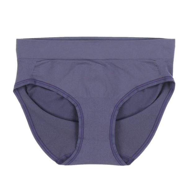 ◇編み立て成形タイプのスポーツショーツ。 縫い目が少なく、擦れや肌当たりが気になりにくいため、ランニングからヨガ、フィットネスまで幅広く使用できます。 ストレッチ性が高く、フィット感に優れているのが特徴。 程よいサポート力がありつつ、快適な...