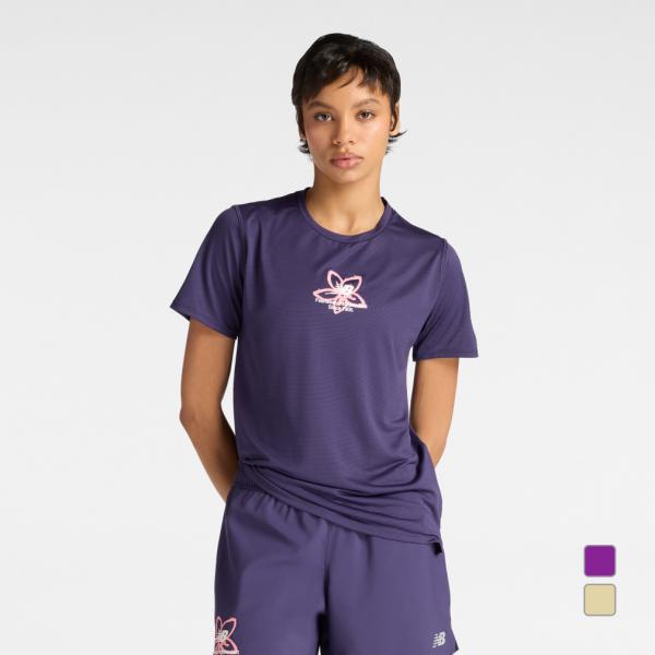 ◇FlowerとFearlessly Independentのワードのグラフィックを胸元にプリント◇今シーズンの顔となるFlowerとFearlessly Independentのワードのグラフィックを胸元にプリント。通気性に優れたストライ...