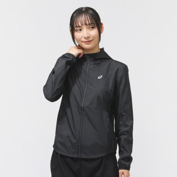 ◇シンプルでベーシックなエッセンシャルシリーズ◇日常のランニングに適したジャケットです。生地にははっ水加工が施されているほか、サイドのポケットはファスナー付きです。伸縮性のある袖部、調節可能なフードなど、さまざまな天候下でもランニングをより...