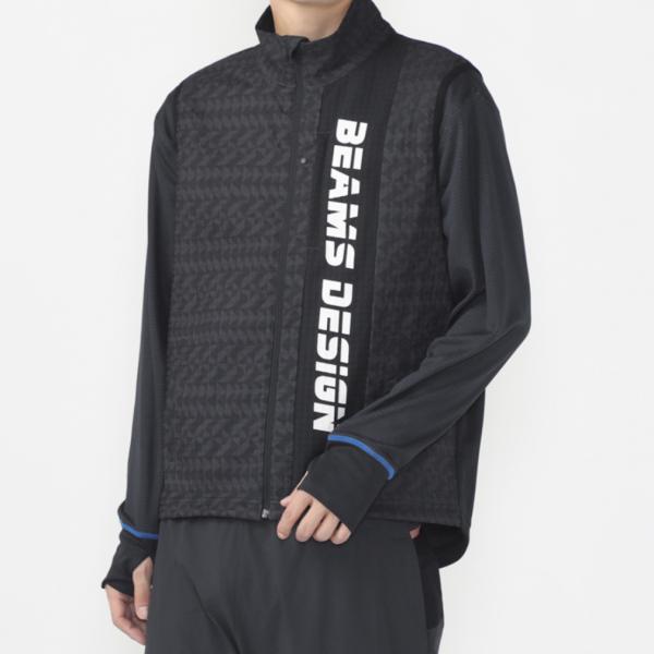 ◇保温性の高い裏グリッド生地を前面に、背面は通気性の良いカットソーを使用したハイブリッドベスト◇フロントボタンを留めれば、ジップを開けたままでもバタつかずベンチレーション機能を出せます。◇今シーズンのテーマである幾何学グラフィックと疾走感の...