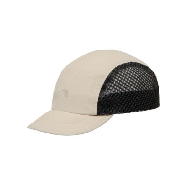 ◇スタイリッシュなデザインで日常のランニングシーンを盛り上げる、機能的なキャップです。素材は、環境配慮のリサイクルナイロンを使用した軽量生地を採用。サイドパネルはメッシュを配置することで、通気性を高めながら軽快な被り心地で仕上げています。カ...