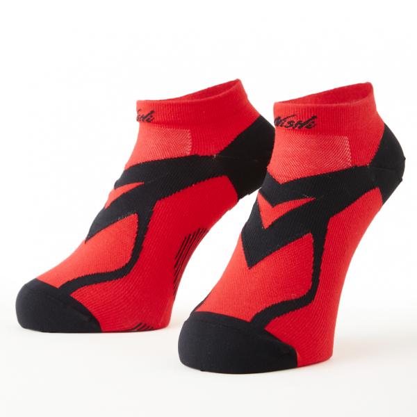 ◇アスリートのための機能性ソックス◇Vラインサポートがズレブレを軽減。足との一体感を追求した2本のV字ホールドが靴内のズレや接地時のブレを抑え、足本来の反発力を引き出す。細かい編み目でつま先に優しくフィットする。◇吸汗速乾・滑り止め・抗菌防...