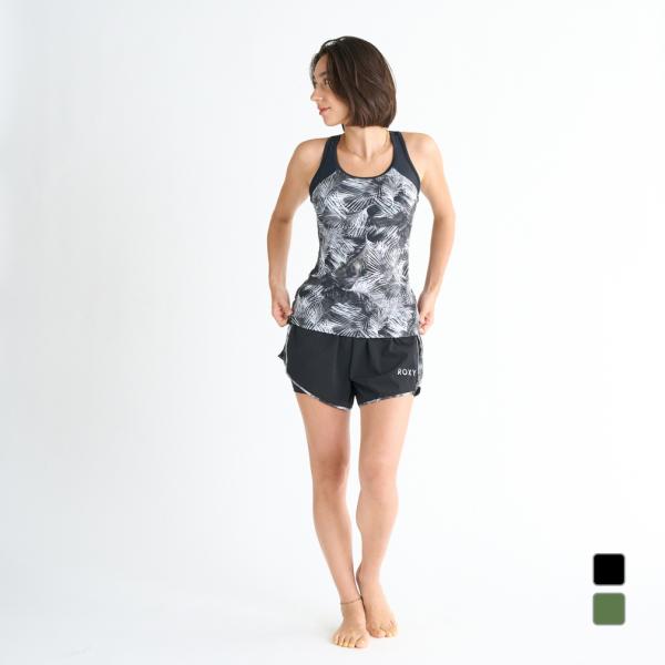 ◇ランショーツタイプのボトムとタンクトップのセットアップスイムウェア。トップスはテンションのある素材でホールド感も抜群。切り替えデザインで、肩甲骨が動かしやすいのも特徴。ボトムは張り感のあるストレッチの布帛素材で、インナーショーツ付き。脇の...