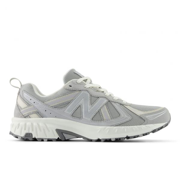 ◇街履きからアウトドアシーンまで幅広く対応するマルチなトレイルモデル「410 v5」が新登場。 適度な厚みのACTEVAミッドソールと中足部までしっかりと巻き上がったラギッドなAT TREADアウトソールが、オン/オフロード両方での安定性と...