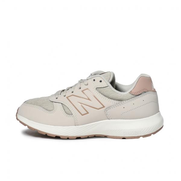 ◇ワイドで歩きやすく馴染みのあるクラシックデザインの「DynaSoft 550 v5」にバージョンアップ。 自然な足運びをサポートしながら耐摩耗性に優れたラバーを採用したアウトソール。 反発弾性と耐久性にフォーカスしたEVAミッドソールにラ...