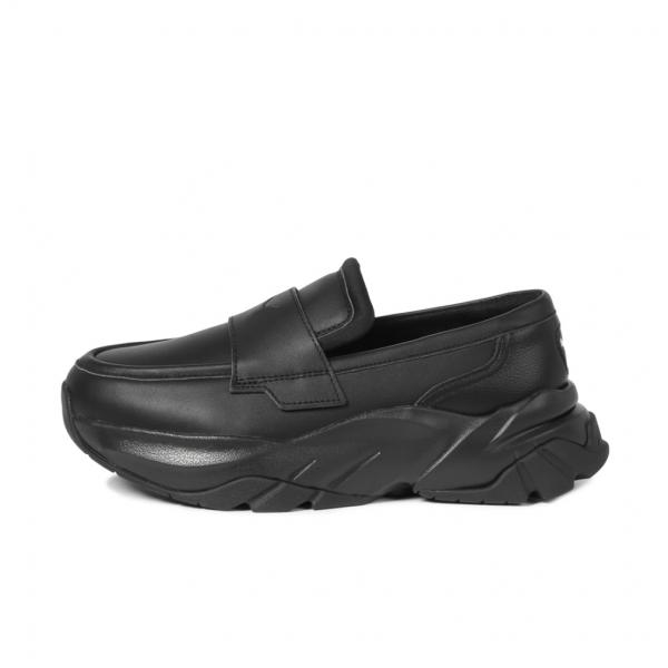 ◇スタイルアップが見込める分厚いソールが特徴的なローファーが登場◇ストリートの要素を残しつつ、スマートなアッパーとハイキングにインスパイアされた分厚いソールが特徴的なローファーが登場。◇滑らかな合成素材とプレミアムレザーの組み合わせ、軽量で...