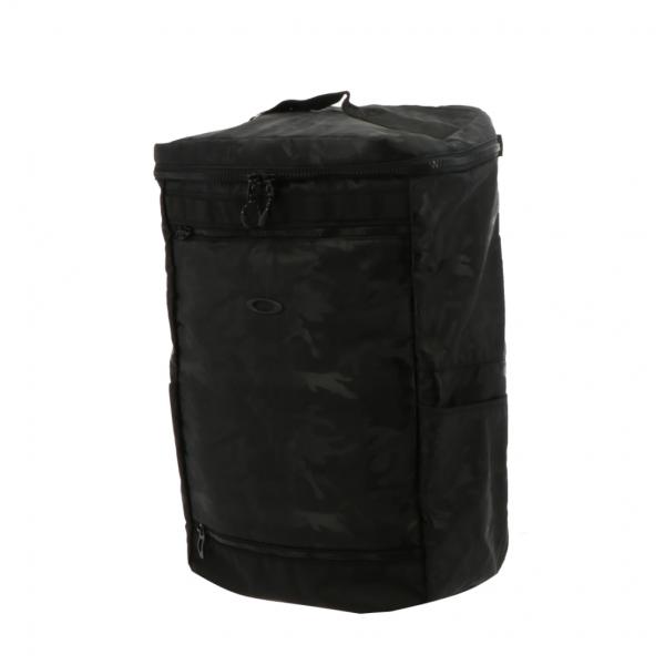 ◇撥水加工を施した耐久性の高いポリエステル素材を採用したバックパック。 上部の大きい開口から出し入れが容易に行え、また背面のラップトップ収納とメイン収納にはサイドからもアクセスが可能。 上部には、携帯などの身の回りの小物を収納出来、内側には...