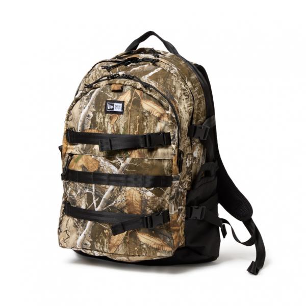 ◇ニューエラが展開するバックパックの中で最大級の容量を誇る「CarrierPack」。 大容量かつ実用性のあるデザインで、タウンユースのみならずアウトドアシーンなどでも活躍する。 メイン収納部が3層構造で、細分化されたインナーポケットを数多...