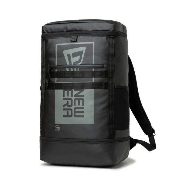 ◇収納力に優れたボックスシルエットが特徴。 同型シリーズの中で最大サイズに位置づけられる「BoxPackLarge」。 余分な隙間を生まない効率的な構造で、ボトムポケットには約30cmまでのシューズを収納可能。 メイン収納の開口部を広めに設...