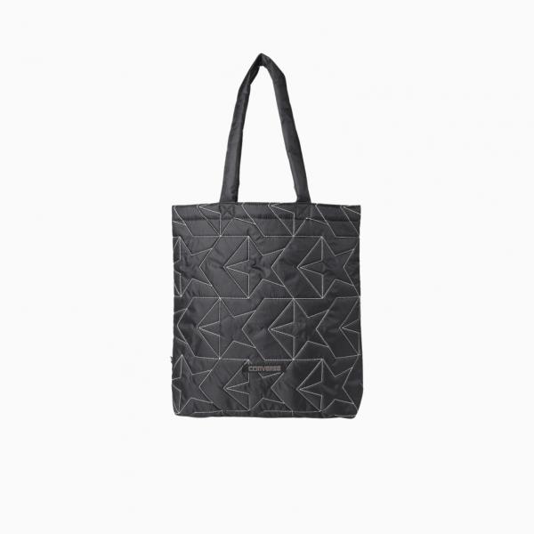 ◇普段使いにも活用できるキルティングバッグ ◇ステッチをシェブロンロゴで表現したキルティングバッグ。 ■カラー： 1：ブラック/ホワイト ■素材： 表地：ポリエステル100％、裏地：ポリエステル100％ ■サイズ(W×D×H)：37×40×...