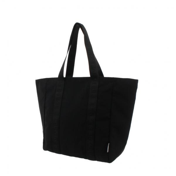 ◇抗菌効果のある生地を内側に採用 肩掛け、手持ちどちらにも対応可能なストラップ 内側に小物収納ポケット パソコン収納可能 上部にジップクロージャー W35cm×H37cm×D20cm25L ■カラー： 001：Black / / ■素材：ナ...