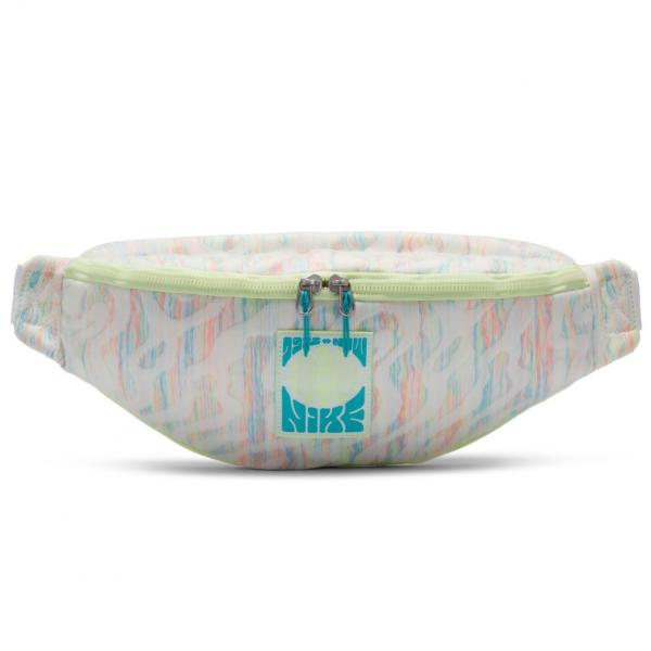 ◇ナイキ ファニー パックは、両手をあけて高いバイブスを保つためのアイテム。 携帯電話やチケット、フェスの必需品は複数のジッパー付きポケットにしまっておけるので、目の前のイベントを満喫できます。 ■カラー： 100：ホワイト/ベアリーボルト...