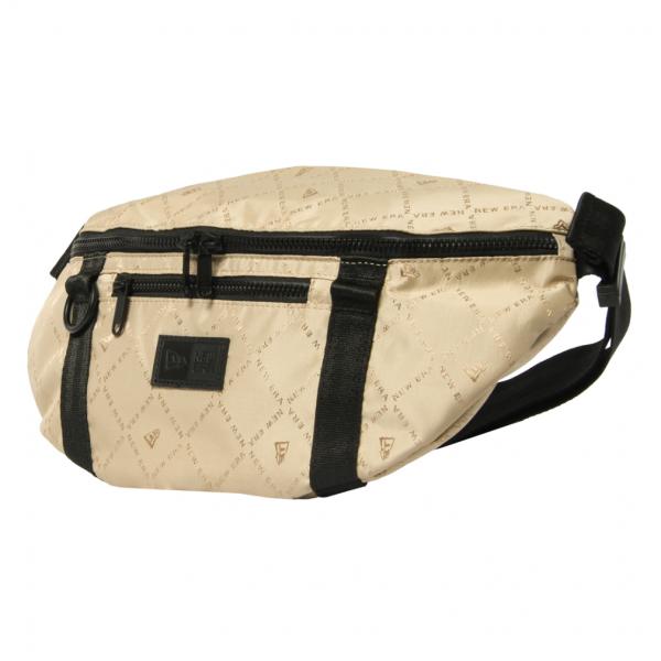 ◇バナナ型のシルエットが特徴の「Waist Bag」。 インナーポケットやキーフックなど、小物の収納に特化したディテールを搭載。 ワンショルダーバッグとしても使いやすく、デイリーからフェスなどのアウトドアシーンでも活躍する。 外側のリングは...
