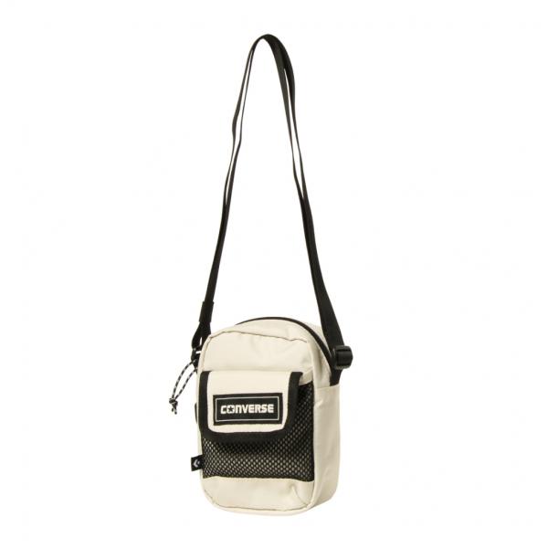 ◇旅行やフェスなどで使用できるコンパクトなサイズのショルダーバッグ。 財布やスマートフォンなど普段持ち歩く小物の収納に便利な1リッター容量。 外側にはメッシュポケットを備えており、さっと取り出したいものを収納しておくのに役立ちます。 キーホ...