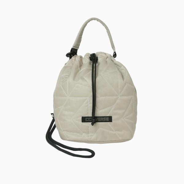 ◇普段使いにも活用できるキルティングバッグ ◇ステッチをシェブロンロゴで表現したキルティングバッグ。 ■カラー： 0：ベージュ ■素材： 表地：ポリエステル100％、裏地：ポリエステル100％ ■サイズ(W×D×H)：18×26×17cm ...