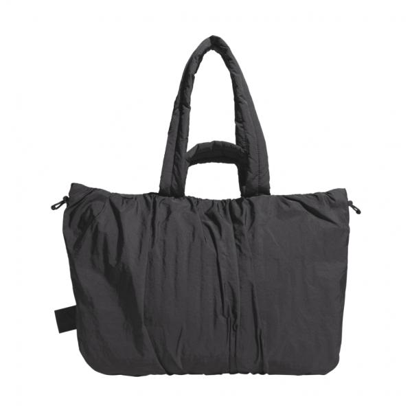 ◇外出時に便利なノートPC用コンパートメントが内側に付いた、マルチポケットのトートバッグ。 ◇マスト ハブ トート バッグは、毎日の冒険に欠かせないお供。 スタイリッシュな炭素繊維仕上げで作られたこのバッグは、ダイナミックなライフスタイルに...