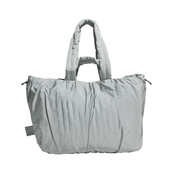 ◇外出時に便利なノートPC用コンパートメントが内側に付いた、マルチポケットのトートバッグ。 ◇マスト ハブ トート バッグは、毎日の冒険に欠かせないお供。 スタイリッシュな炭素繊維仕上げで作られたこのバッグは、ダイナミックなライフスタイルに...