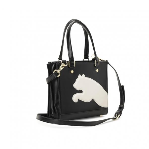 ◇スタイリッシュなミニトートバック ■カラー： 03：PUMA BLACK-WARM WHITE ■素材： 本体：合成皮革100％ 裏地：ポリエステル100％ ■サイズ：7×19cm ■生産国：中国 ■2026 Spring＆Summer ...