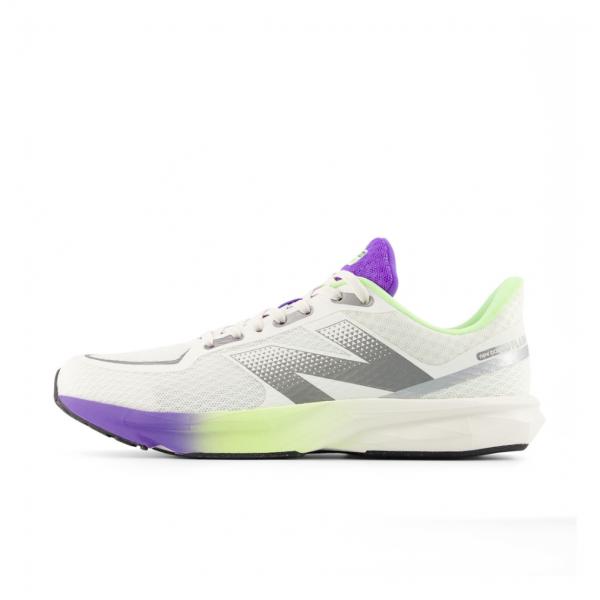 ◇ランニングからトレーニングまで幅広く使えるデイリートレーナー「FLASH v7」に、トップモデル連動のシーズナルカラーが登場。◇弾力性と耐久性に優れたDynaSoftミッドソールに、フィット性と通気性を高めたノーソーアッパーを採用。前後左...