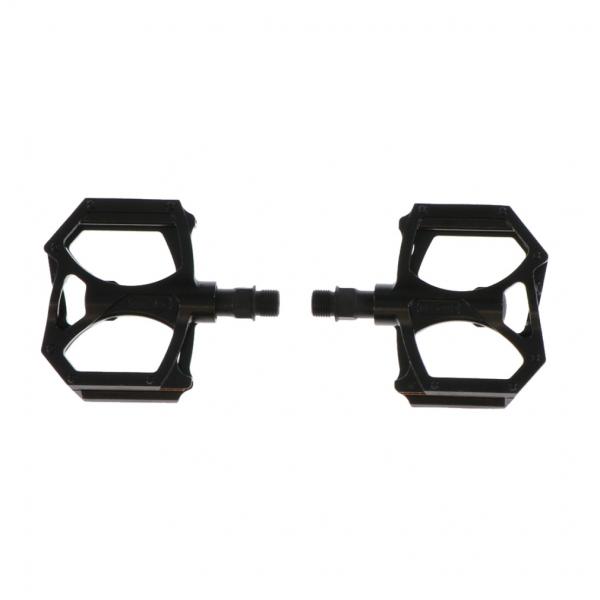 ◇薄型ボディーのフラットペダル。■カラー(メーカー表記)：ブラック(ブラック)■重量：330g(ペア)■生産国：台湾アルペン alpen スポーツデポ SPORTSDEPO 自転車 バイク オプションパーツ ペダル ペダル用品