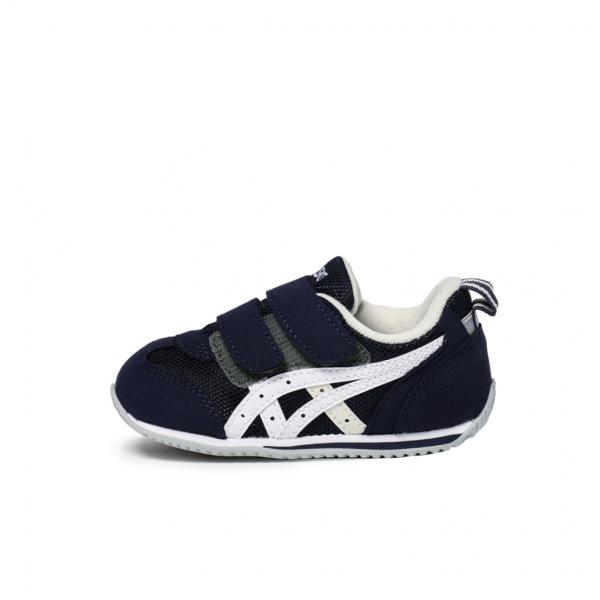 ◇約1歳から3歳の幼児向けに展開する「BABY」シリーズのローカットシューズ。 かかとの安定性を重視し、かかとを包み込む立体的な中敷を採用しています。 扇形のつま先部分は足ゆびをのびのびと動かすことができ、踏ん張りやすいのが特徴。 インナー...