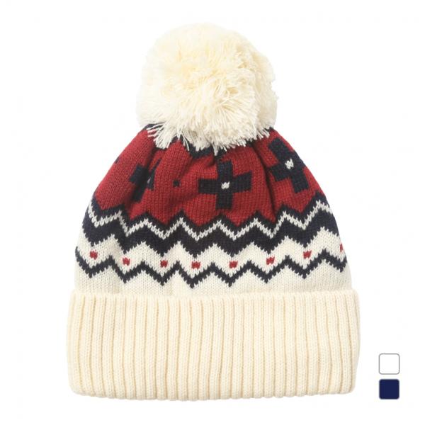 ◇柄ジャガードニット帽◇フリース裏地付きで暖かい。■カラー：ネイビーオフホワイト■素材：本体/アクリル100％ 裏地/ポリエステル100％ 別布部/合成皮革■サイズ：頭周り/44cm■生産国：中国■2024 Fall＆Winter モデルア...