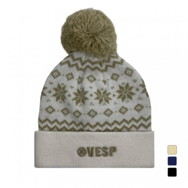 ◇雪柄ジャガードのボンボン付きジュニアニット帽。■カラー(メーカー表記)：ダークブルー(INK)アイボリー(IV)ブラック(BK)■素材：アクリル■生産国：中国■2024 Fall＆Winter モデルアルペン alpen スポーツデポ S...