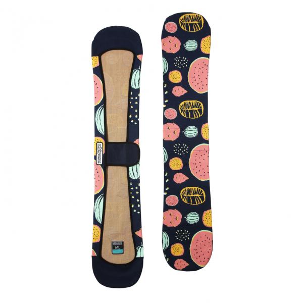 ◇通気性、吸水性の良いニット素材のボードカバー◇伸縮性に優れ、ボードの出し入れが簡単。通気性があるので乾きやすく、エッジが錆びにくい。ノーズ、テール部の内側に補強、エッジによる切れを防止。ワイズの調整ができるウエストのベルト。■カラー：SE...