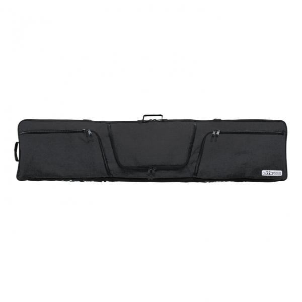 ◇3つの個室で分別収納、大容量のボックス型ウィール付きボードケース◇背面、底面はパッドが入っておりボードをしっかりと保護。背面には収納式の背負いベルトが内蔵。内側にはボードを固定する2本のストラップ付。■カラー：BLACK■素材：ポリエステ...