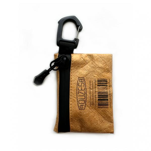 ◇カラビナ付きのミニポーチ。小銭・鍵などの収納に。■カラー：Craft Brown■素材：ポリエチレン■サイズ：75×10×1.5cm■重量：20g■生産国：中国■2024年モデルアルペン alpen スポーツデポ SPORTSDEPO ス...