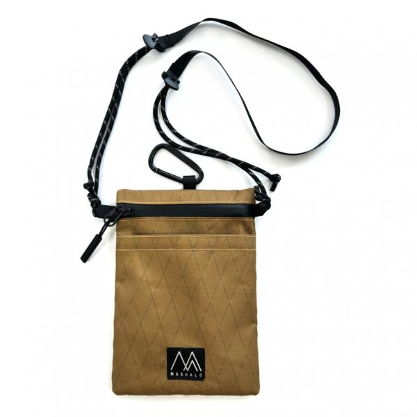 ◇高機能素材を採用したショルダーバッグ◇強度、軽量さ、防水性などに優れた素材【X-PAC】を使用多数のポケット付きでスマホも収納可能ショルダーベルトの長さは簡単に調節可能止水ファスナーで水滴の侵入を防ぐカラビナ付き■カラー：BROWN■サイ...