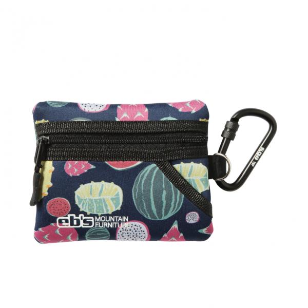 ◇車の鍵やコインも収納できるネオプレーン製パスケース◇ロック付きカラビナで落下を防止。ファスナー付きの小銭入れポケット。■カラー：SEEKER■素材：ポリエステル■サイズ：本体/120×95mm■生産国：中国アルペン alpen スポーツデ...