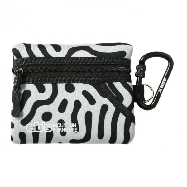 ◇鍵やコインも収納できる万能パスケース◇ロック付きカラビナで落下を防止。ファスナー付きの小銭入れポケット。■カラー：LOST WAY■サイズ：120×95mm (W×H)■素材：ネオプレーン■生産国：中国■2024年モデルアルペン alpe...