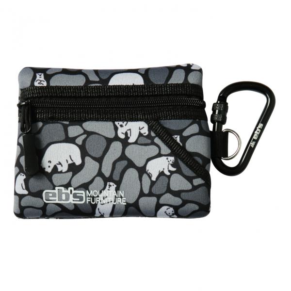 ◇鍵やコインも収納できる万能パスケース◇ロック付きカラビナで落下を防止。ファスナー付きの小銭入れポケット。■カラー：KUMAFLAGE■サイズ：120×95mm (W×H)■素材：ネオプレーン■生産国：中国■2024年モデルアルペン alp...