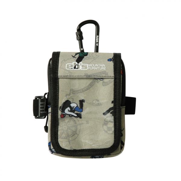 ◇腕に付けるマチ有りボックス型パスケース◇ロック付きカラビナで落下を防止。内側に仕分け可能なメッシュポケット。■カラー：CLIMBER■素材：ポリエステル■サイズ：90×130×15mm(本体)■生産国：中国■2024年モデルアルペン al...